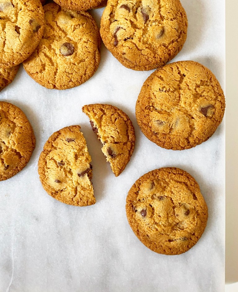 Crispy, Crunchy Chocolate Chip Cookies | e2 bakes brooklyn