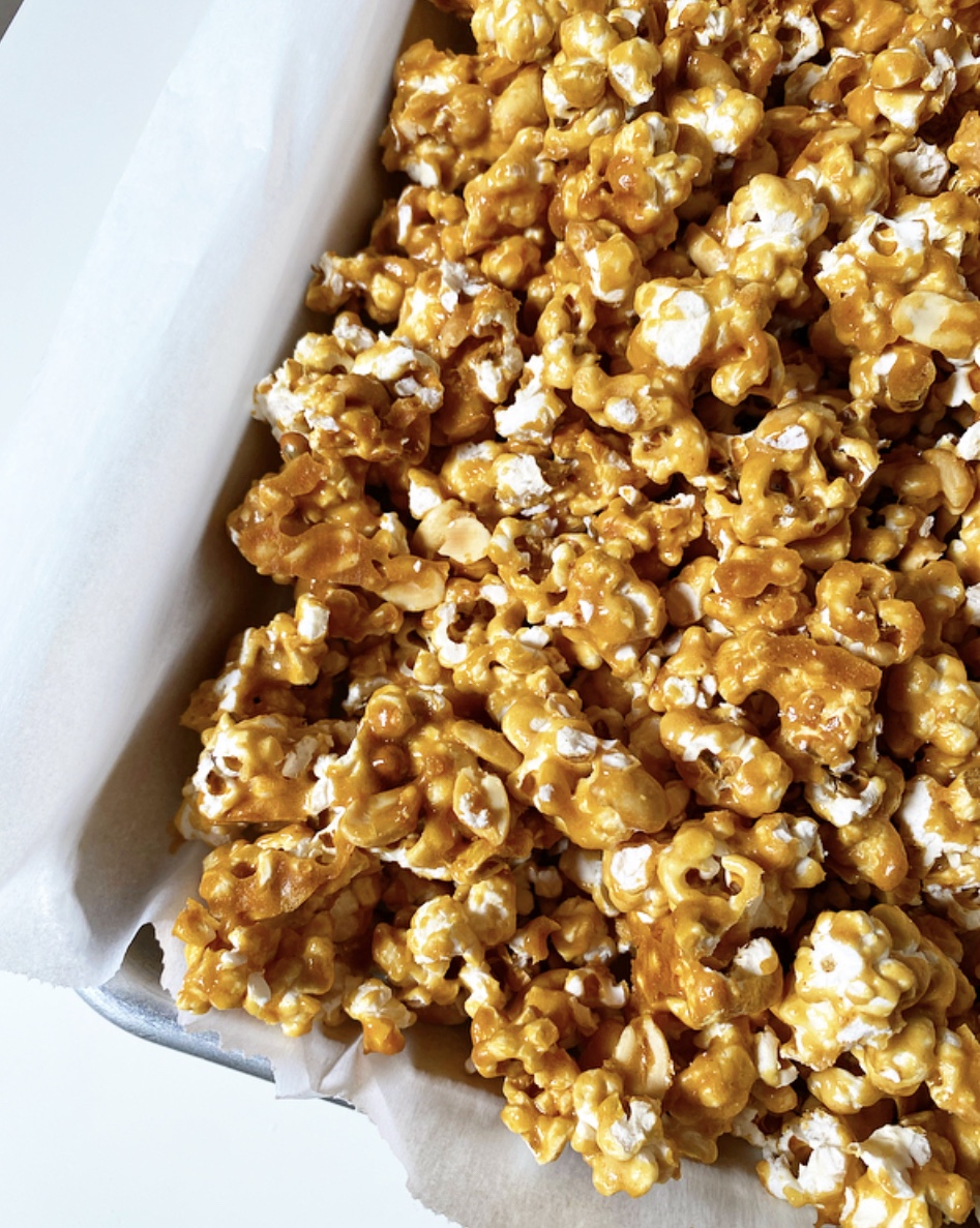 Peanut Butter Caramel Corn | e2 bakes brooklyn