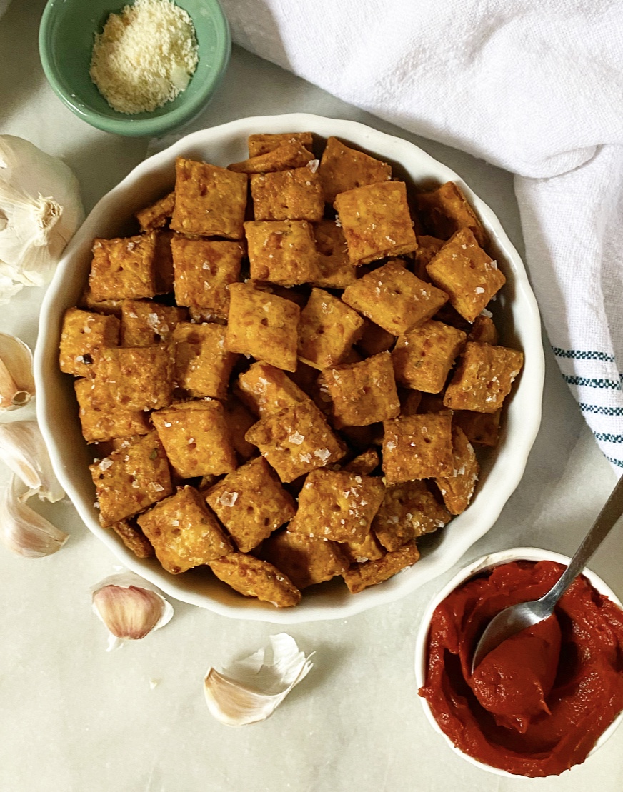 Cheesy Pizza Crackers | e2 bakes brooklyn